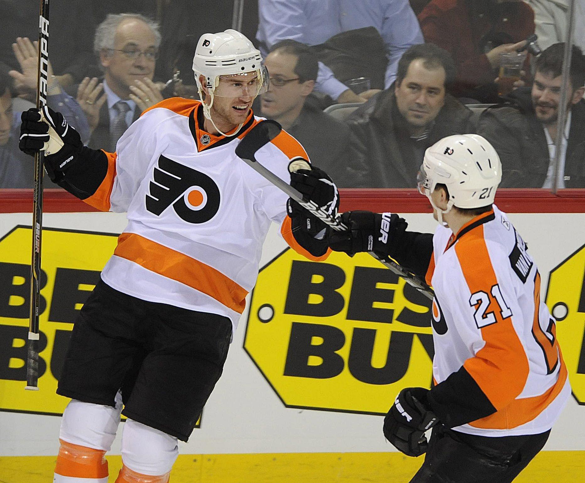 Van Riemsdyk powers Flyers over Habs