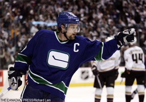 Canucks to honour Naslund’s No. 19