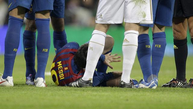 Pepe apologizes to Messi for hand stomp