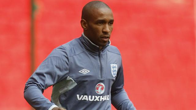 England’s Defoe returns home after father dies