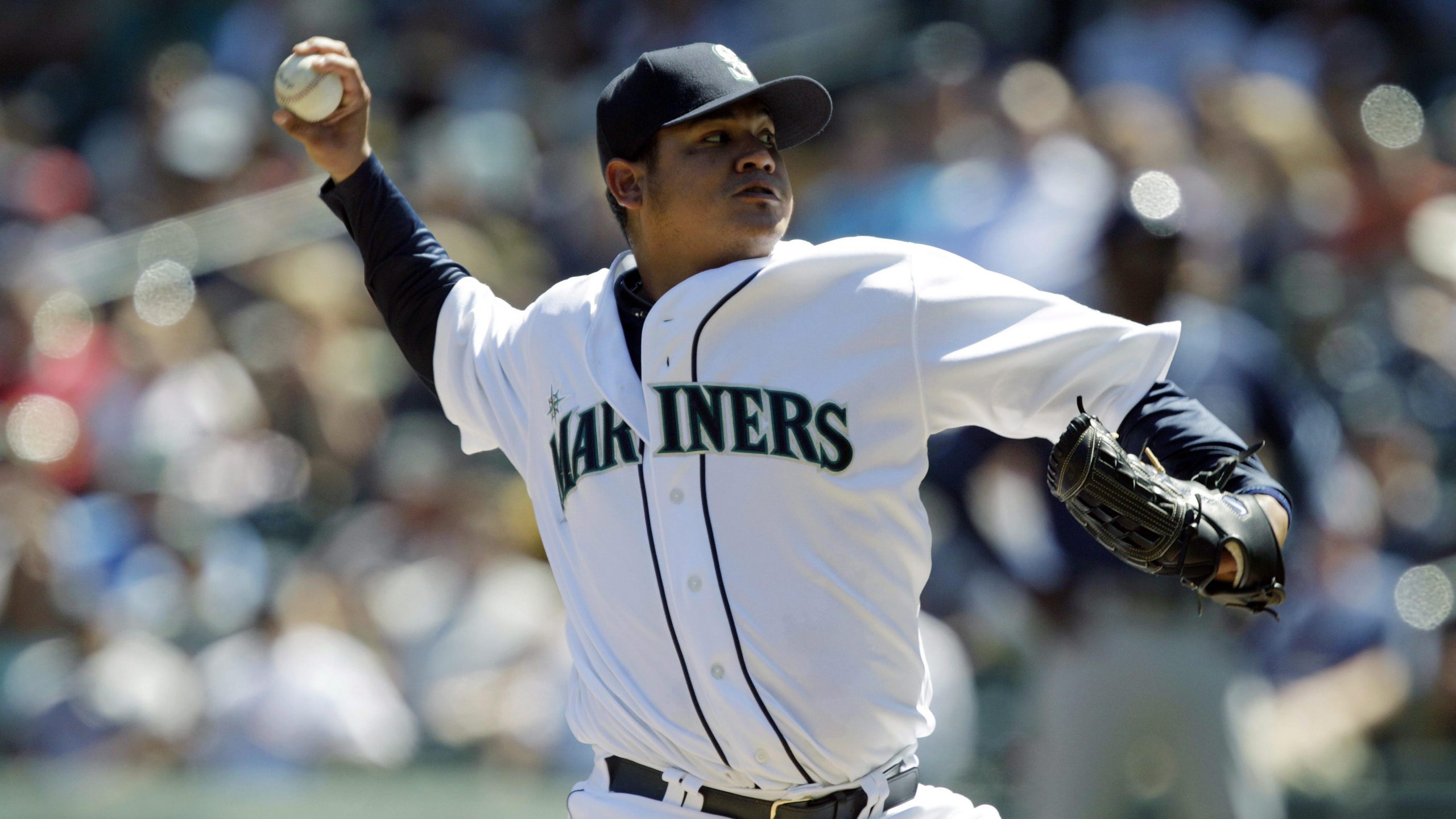 Hernandez, Mariners agree to new deal