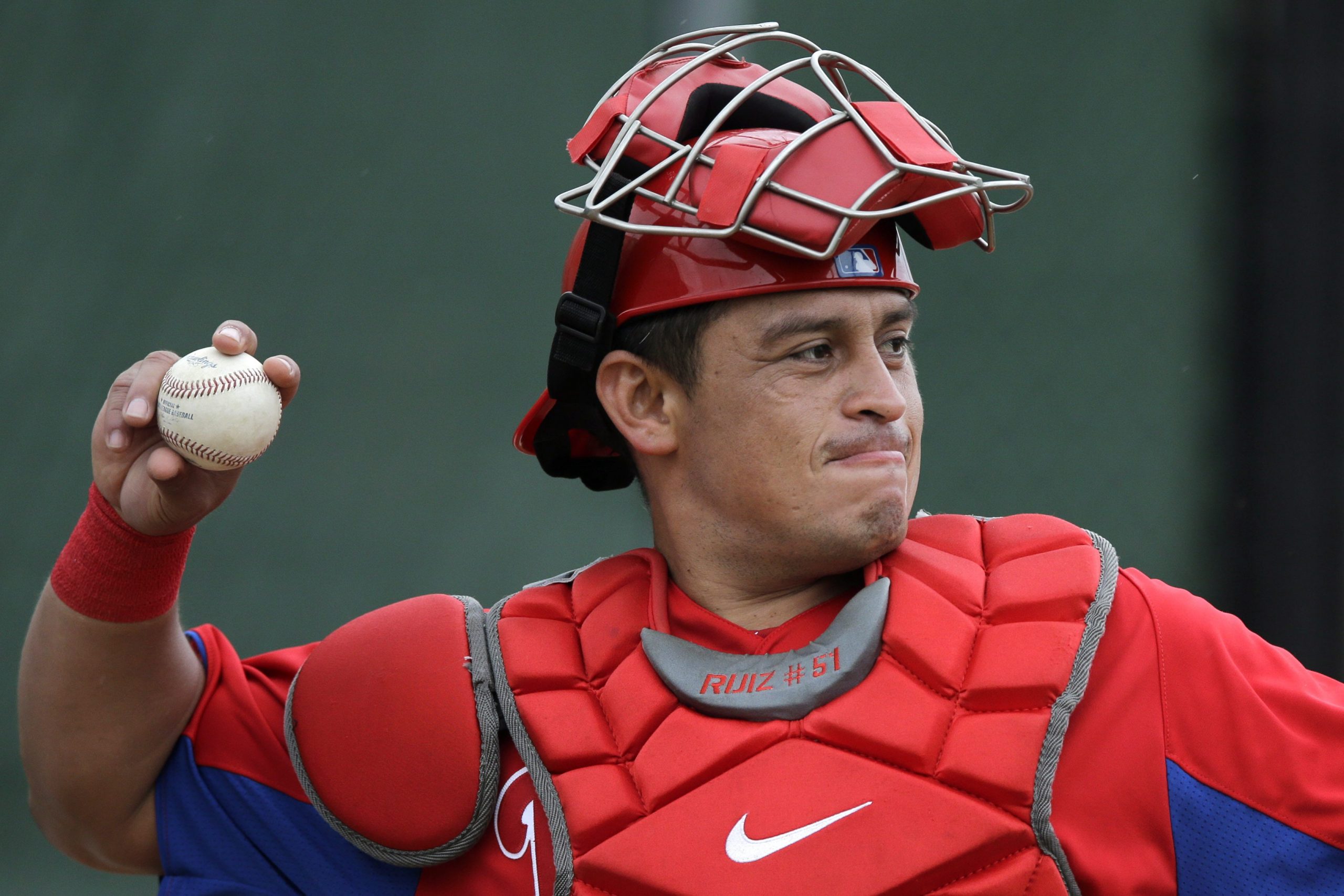 Dodgers and Phillies swap veteran catchers Ellis, Ruiz