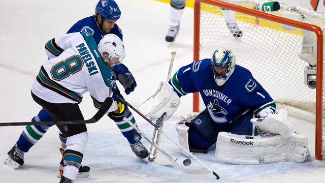 Canucks spoil Luongo’s effort, fall to Sharks