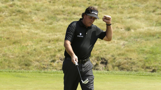 Mickelson leads U.S. Open after first round