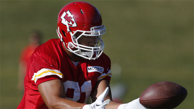 Chiefs welcome back TE Moeaki, WR Avery