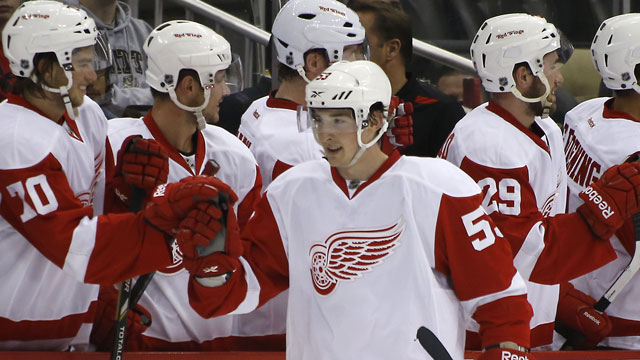 Almquist double lifts Wings to win over Pens