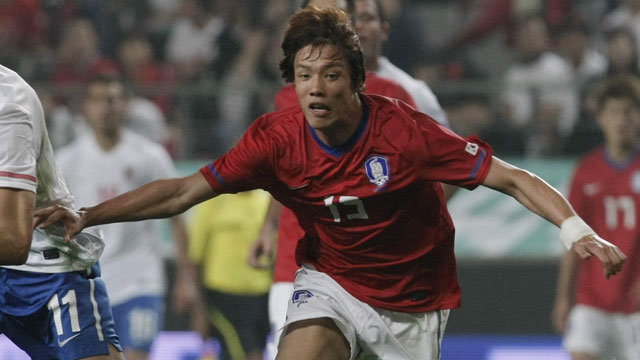 Augsburg inks South Korean defender Hong
