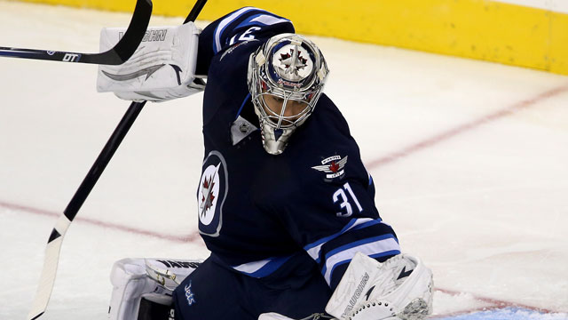 Pavelec makes 25 saves as Jets edge Senators
