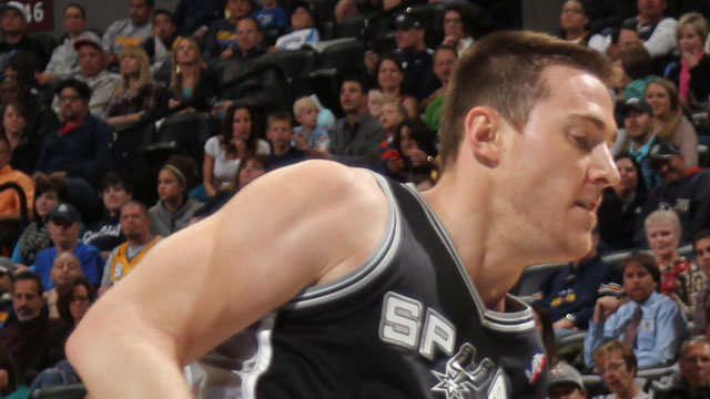Baynes hits winner as Spurs outlast Hawks