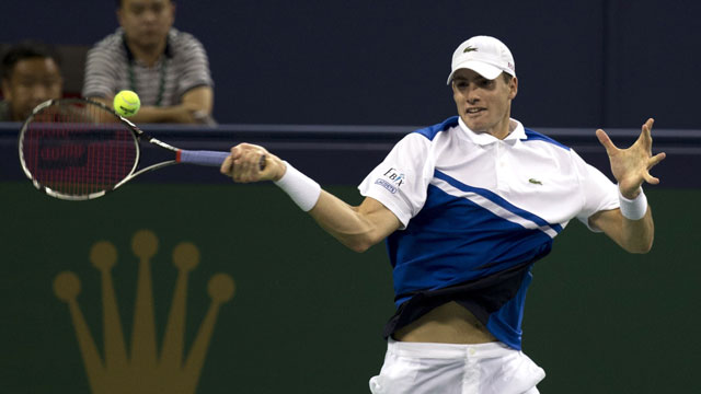Isner uses big serve to advance in Shanghai