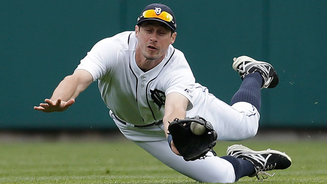 Tigers sign utility man Kelly to 1-year contract