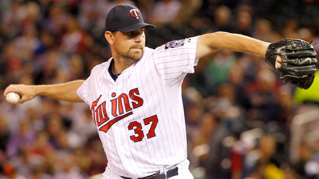 Twins finalize contracts with Pelfrey, Suzuki