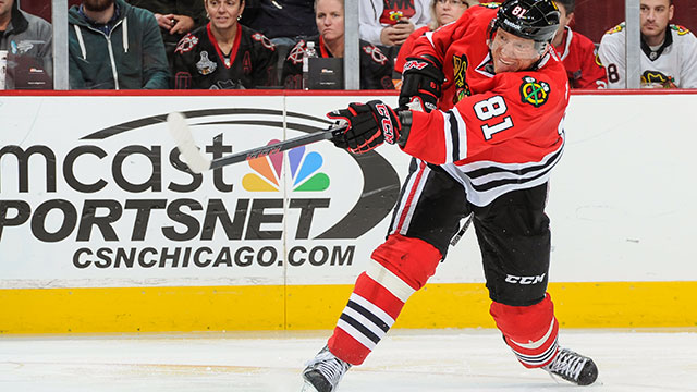 Hossa grabs goal, assist as Hawks top Oilers