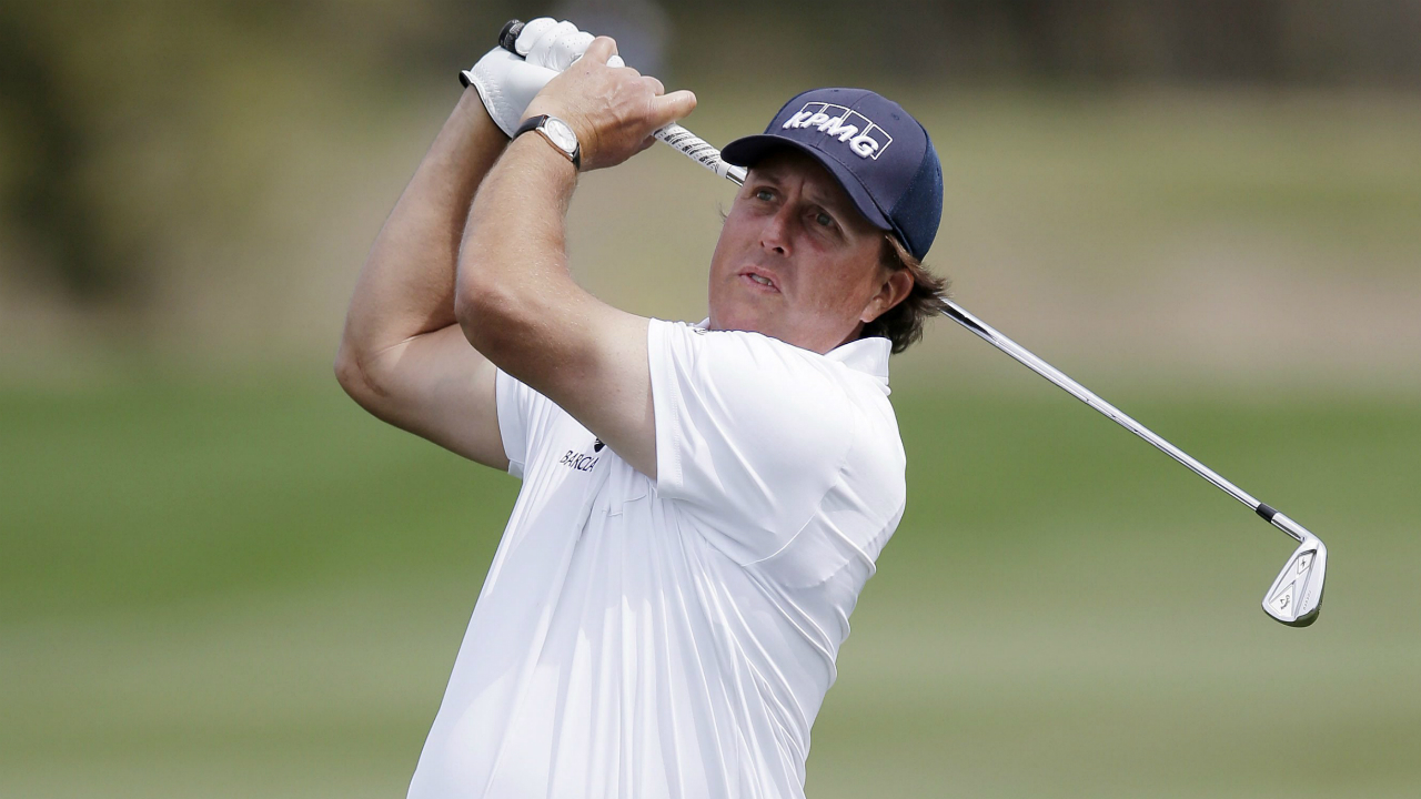 Mickelson back from muscle strain in Houston