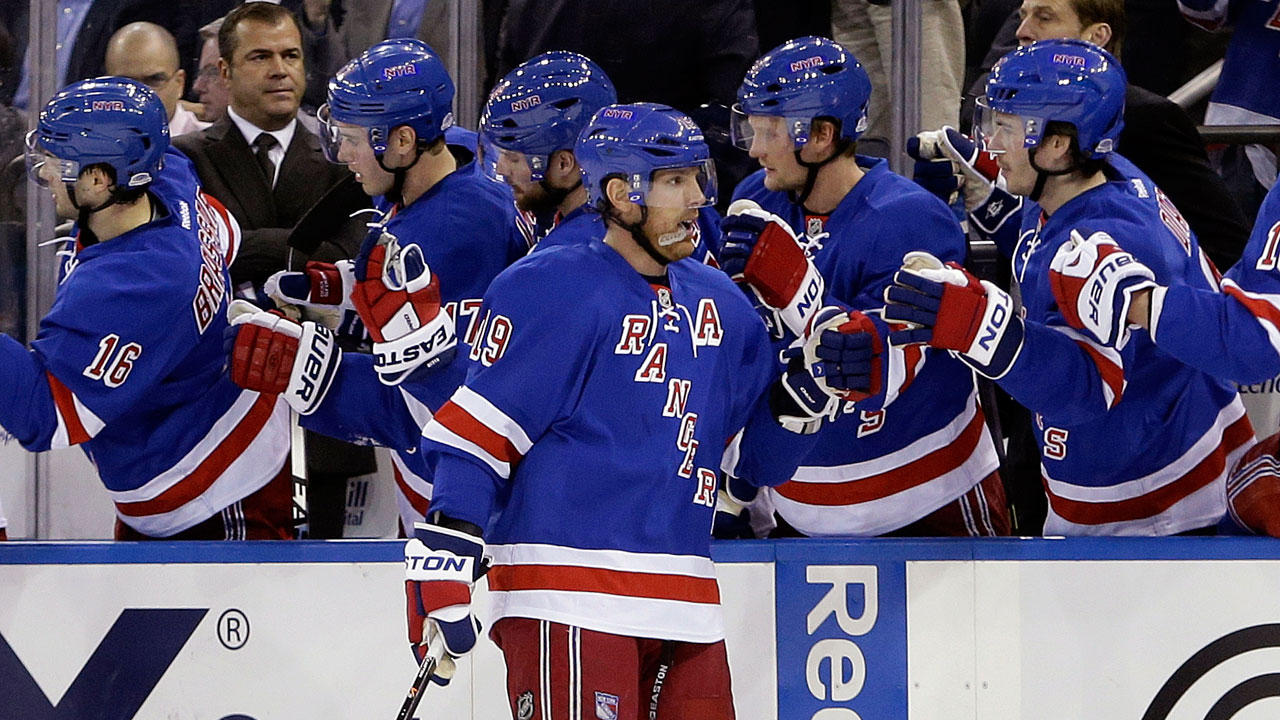 Richards, St-Louis win battle of old Bolts