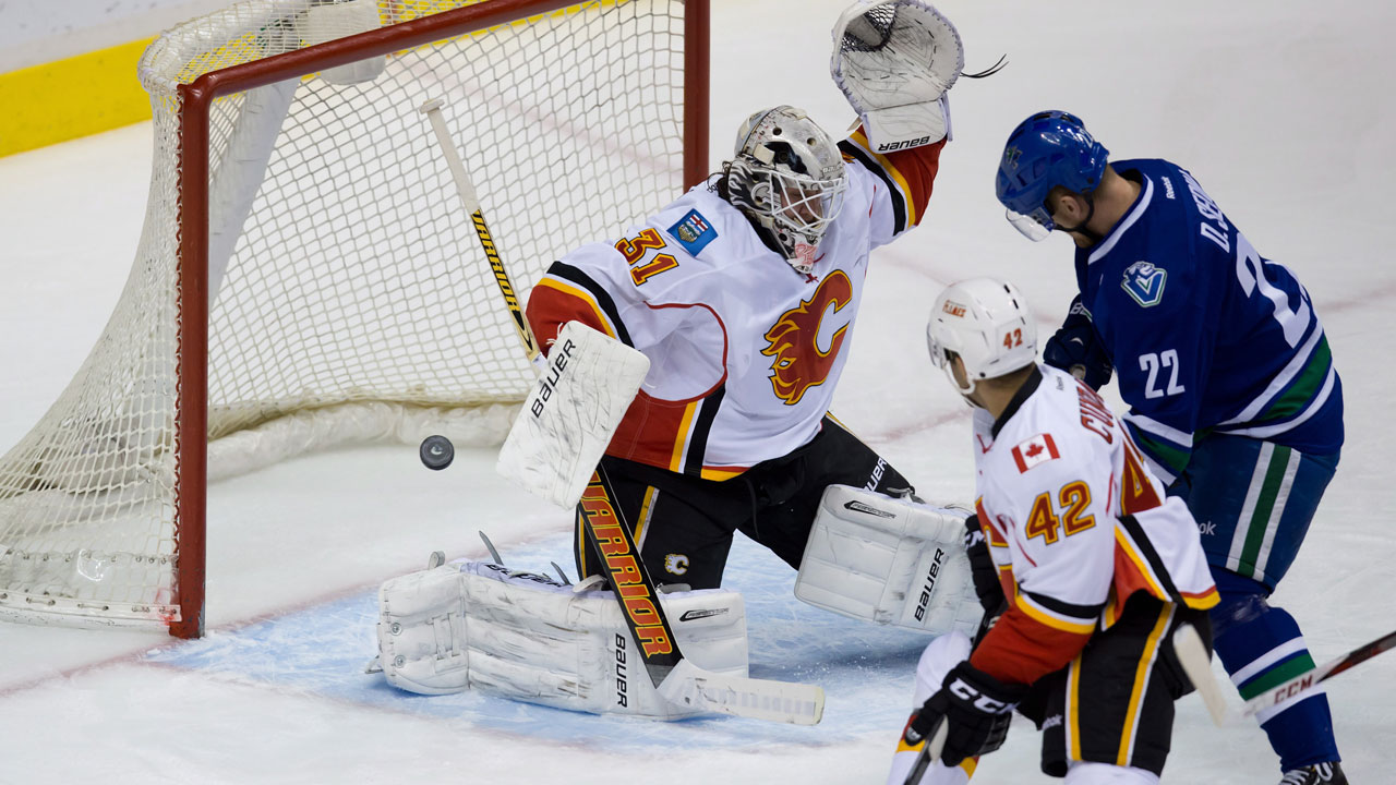 Sedin scores 2, leaves injured in Canucks win