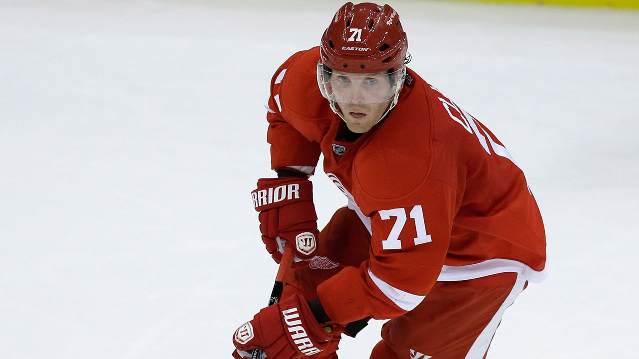 Red Wings re-sign Cleary to one-year contract