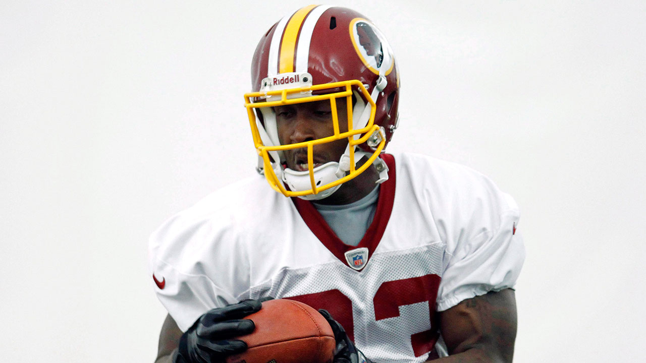 Ex-Redskin Davis turns himself in to police