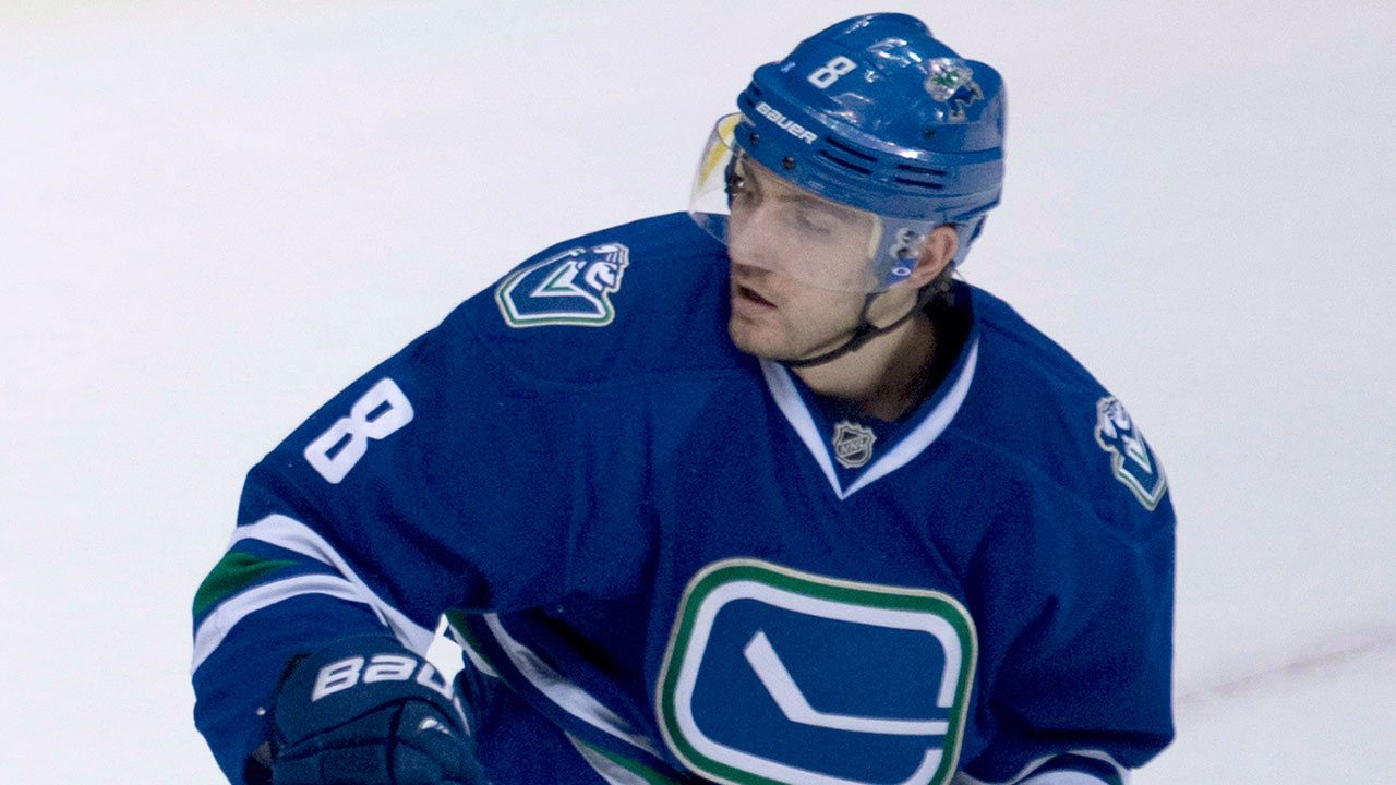 Canucks re-sign Tanev to 1-year contract