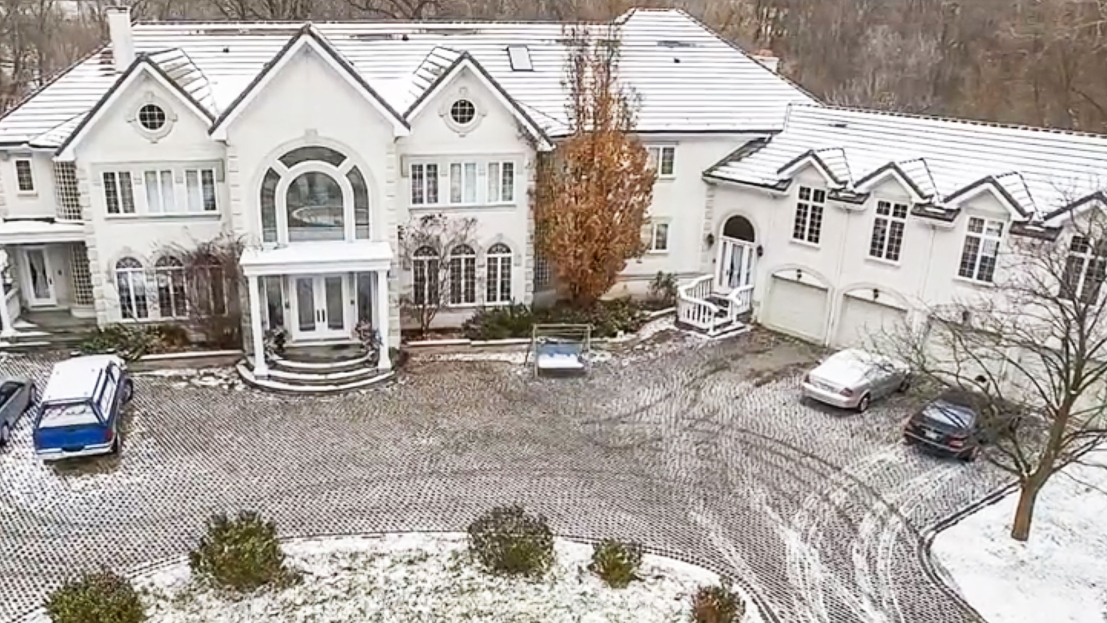 Auction house apologizes to Cherry for mistake