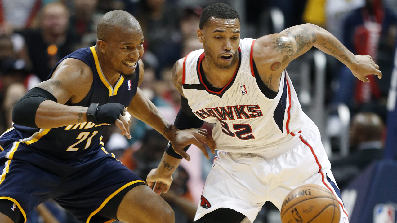 Hawks re-sign forward Scott after career year