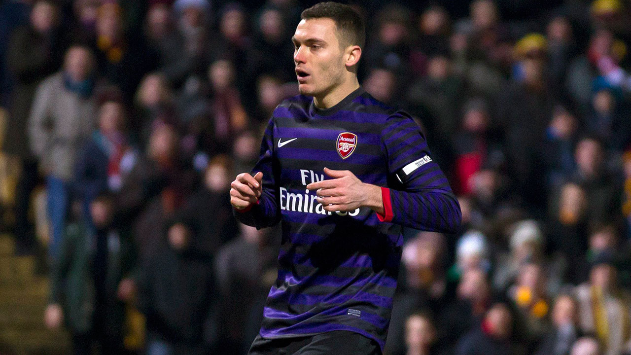 Wenger says Man United bidding for Vermaelen
