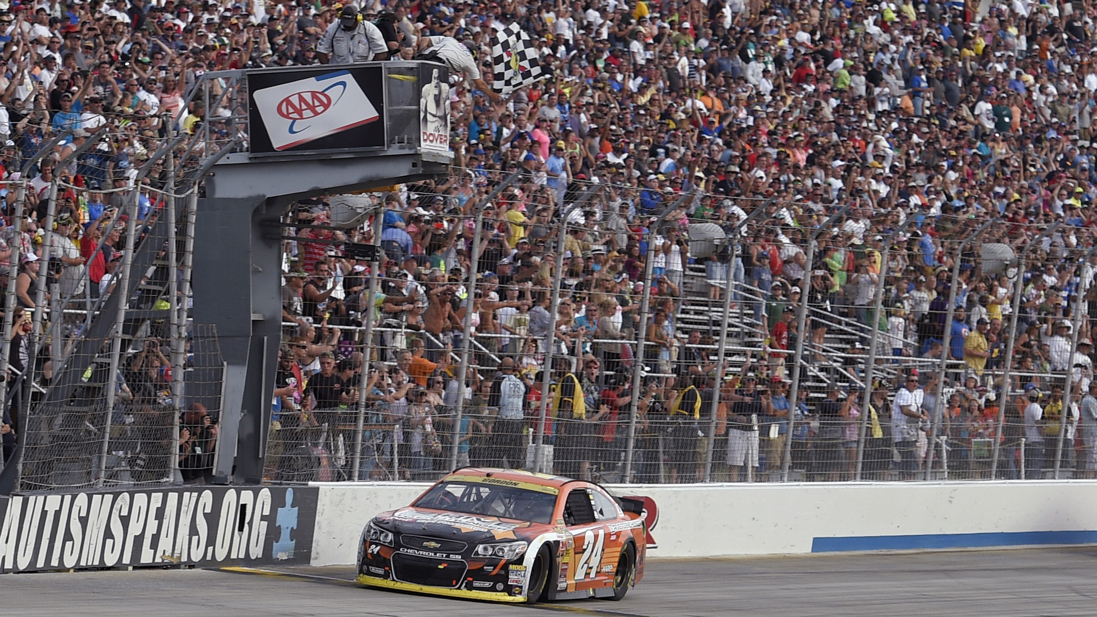 Dover Speedway starts installing catch fence