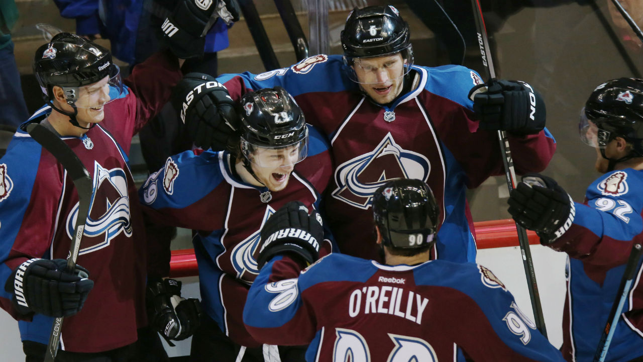 MacKinnon scores two in Avalanche win vs Islanders