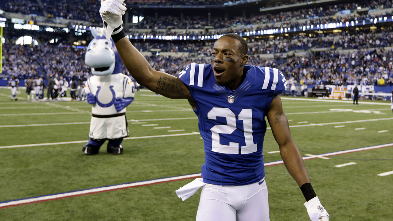 Bears sign cornerback Williams, release Manning