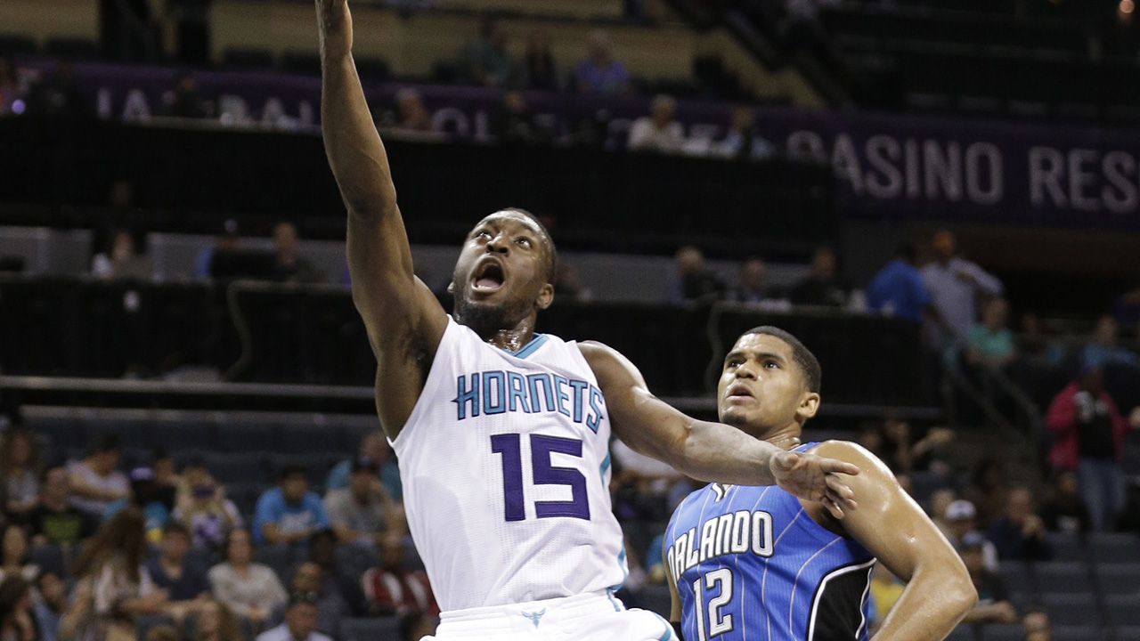 Hornets’ Walker leaves game with knee contusion