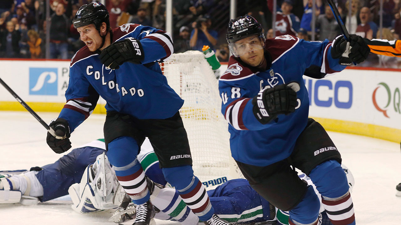 Iginla scores twice as Avalanche topple Canucks