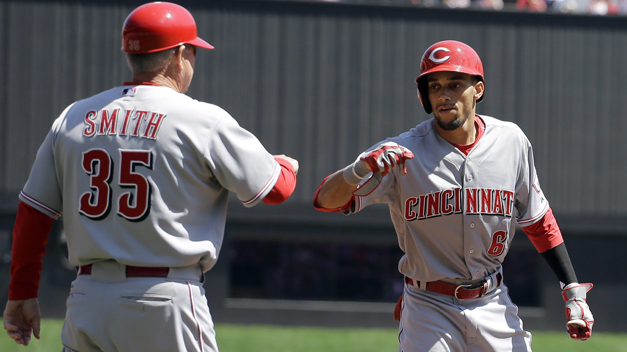 Reds decide to replace third base coach Smith