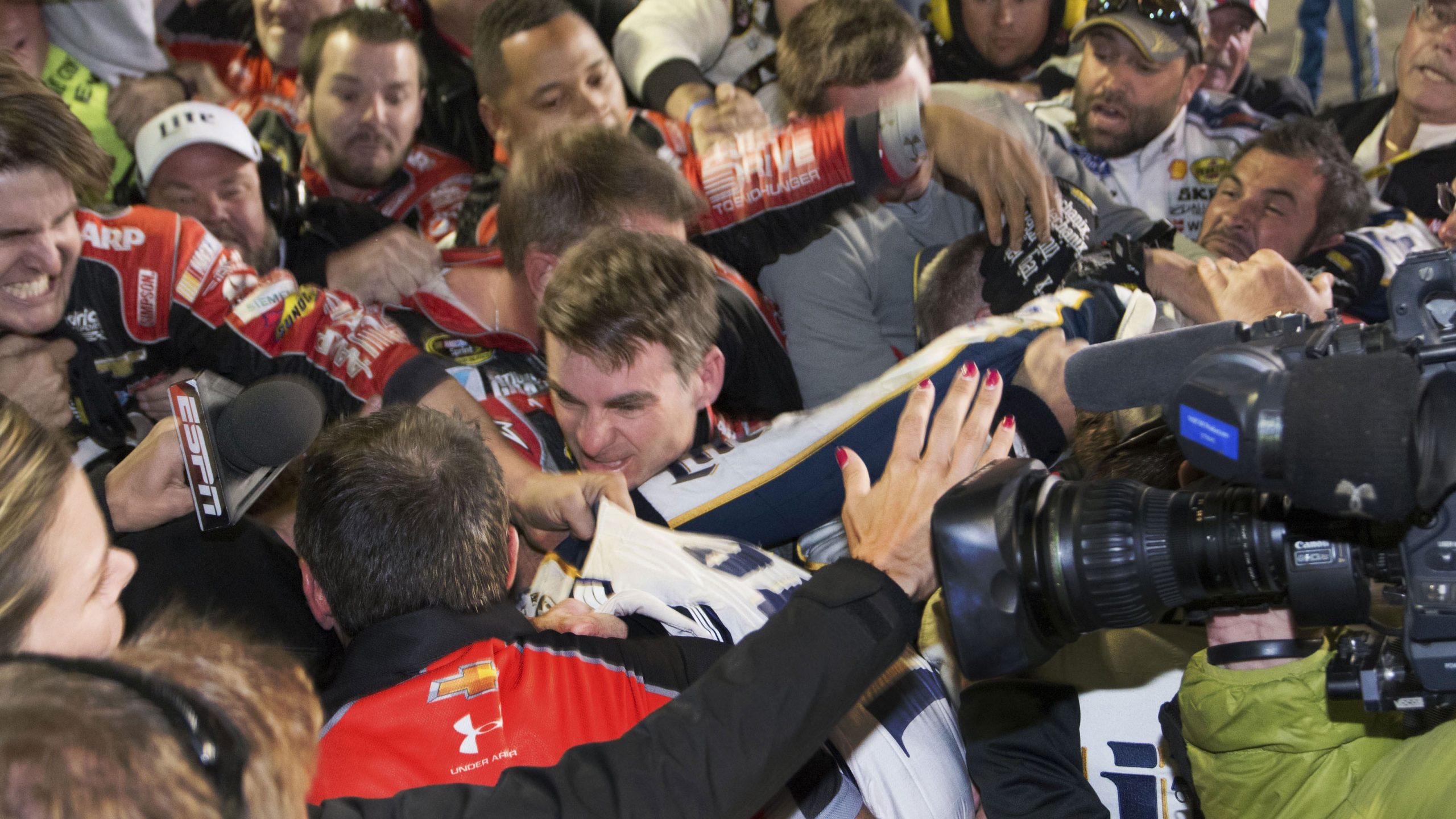 Hendrick Motorsports to cover crew members’ fines