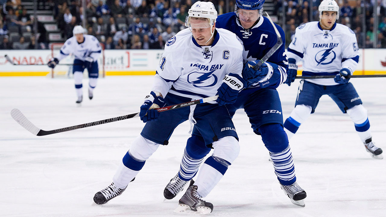 Stamkos tweaks knee in collision against Leafs