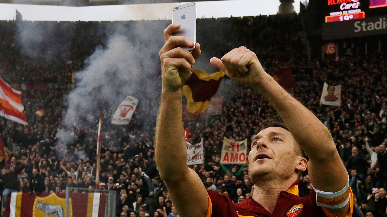 Totti celebrates Rome derby goal with a selfie