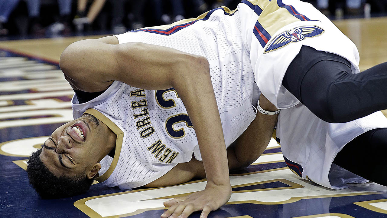 Pelicans’ Davis takes hard fall, hurts shoulder