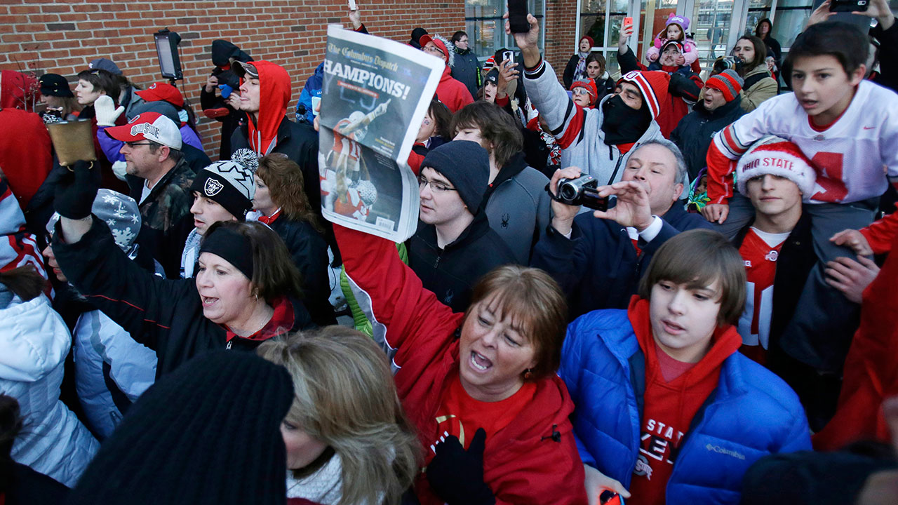Fans welcome back Ohio State Buckeyes at airport