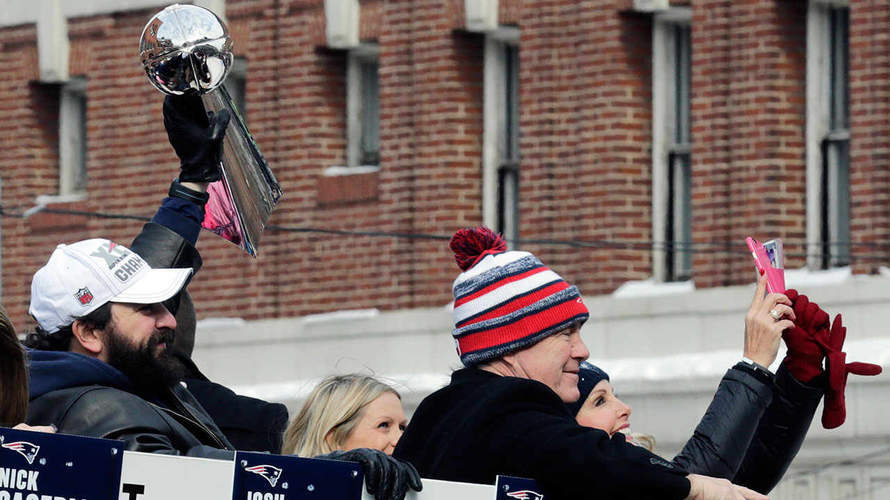 Patriots draw wild cheers from fans at parade