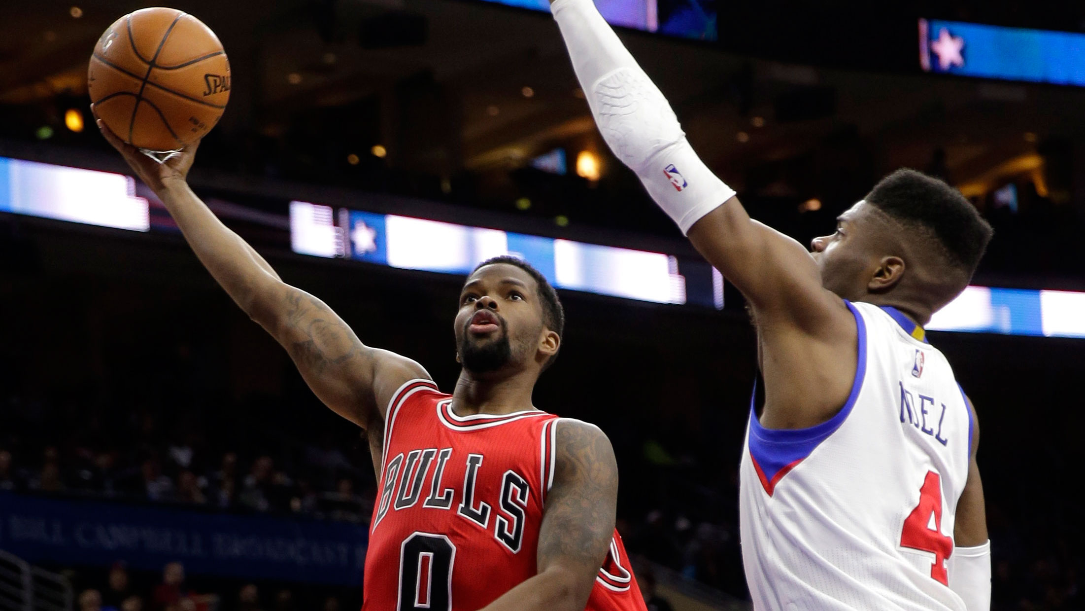 Brooks drops season-high 31, Bulls squeak by 76ers