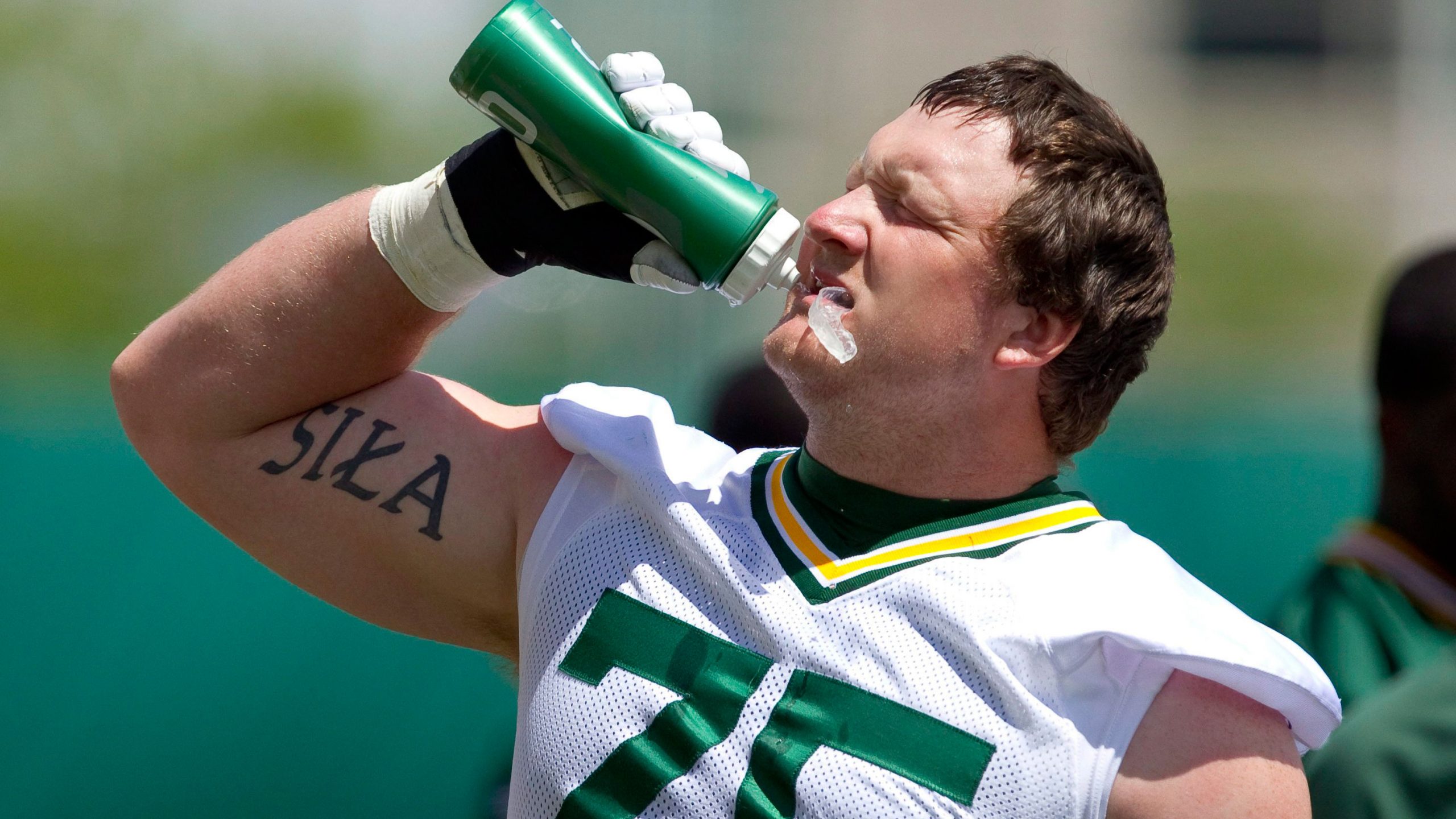 Packers re-sign starting right tackle Bulaga