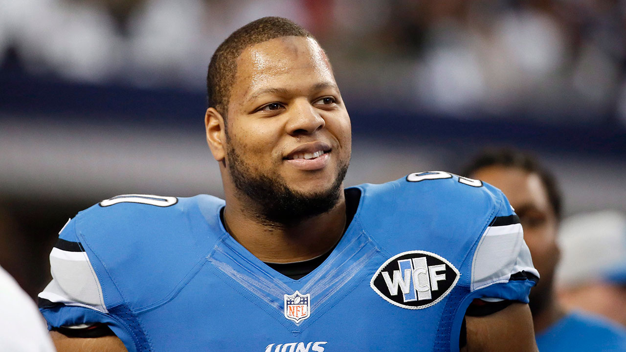Suh arrives in Miami as Dolphins close in on deal