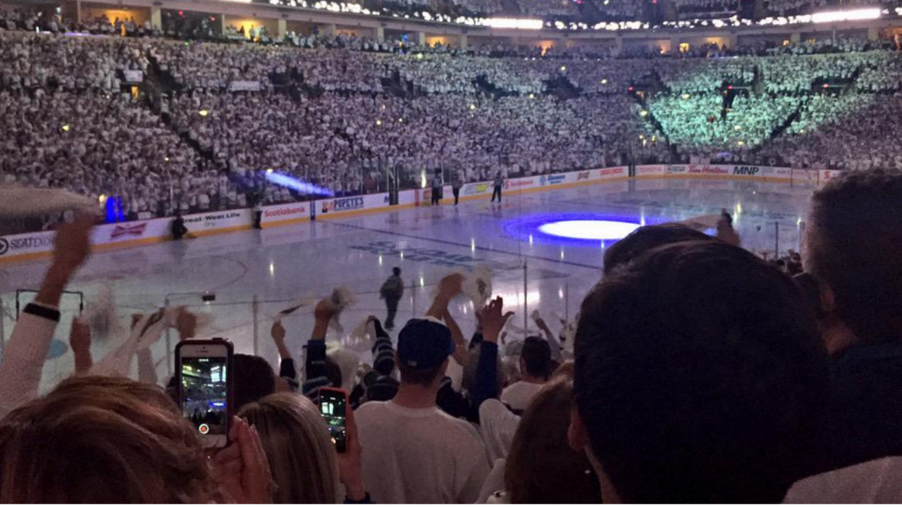 Watch: Deafening whiteout ovation greets Jets