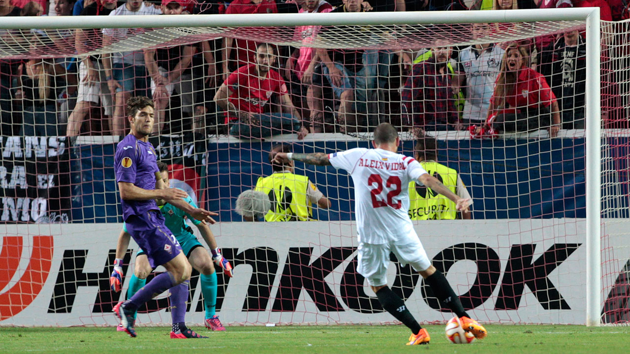 Barcelona signs defender Vidal from Sevilla