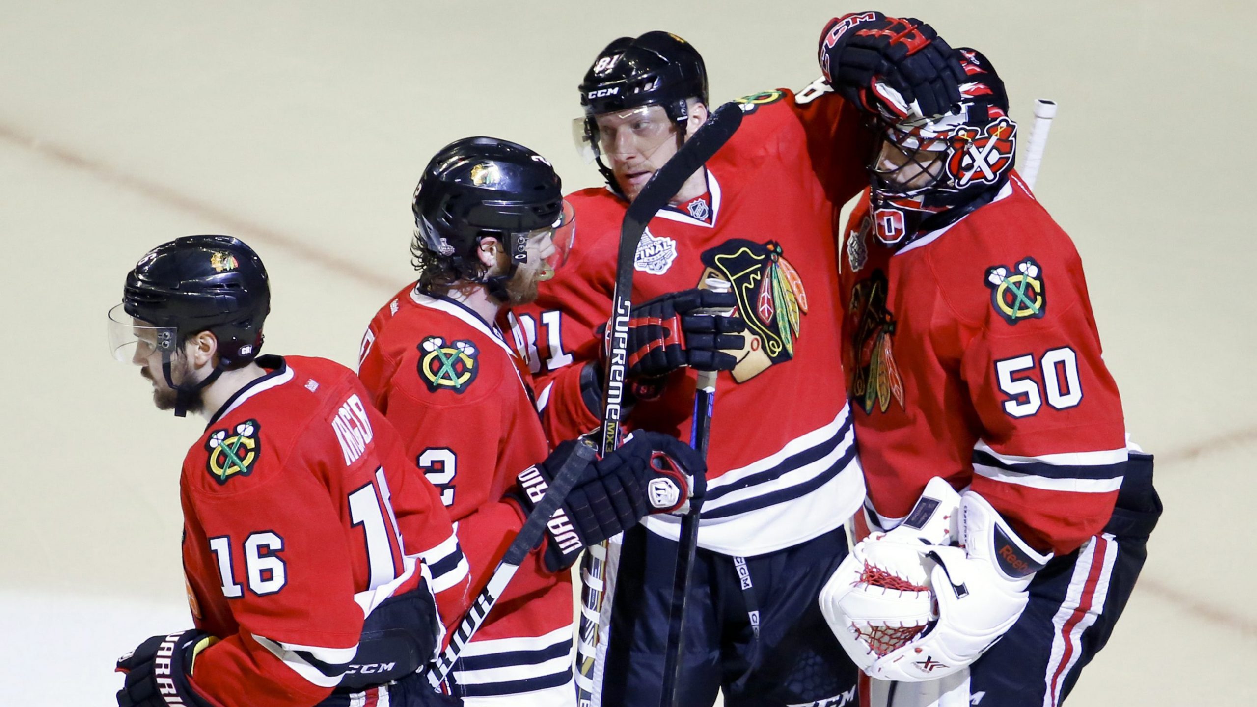 Blackhawks even series with Game 4 win