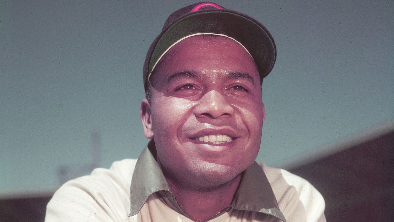 Indians unveil statue of pioneer Larry Doby
