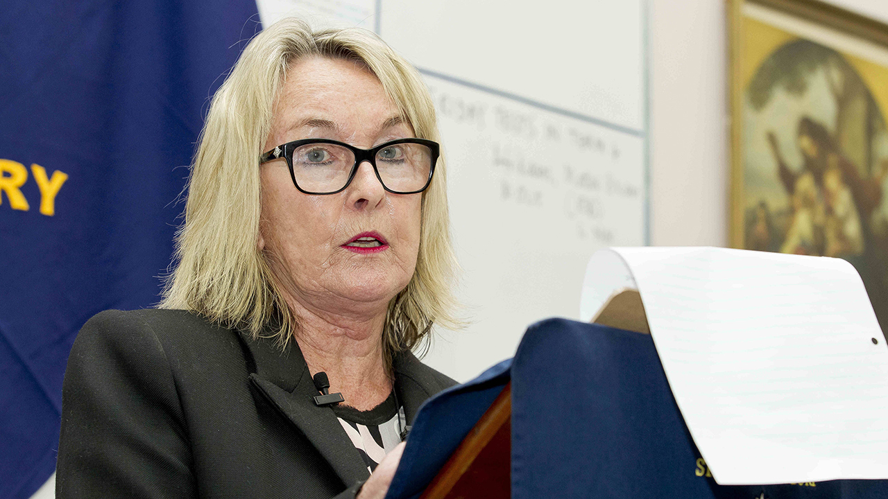 Mother of Pistorius’ girlfriend delivers speech