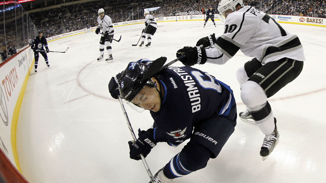 Lucic helps Kings drop Jets, win 6th straight
