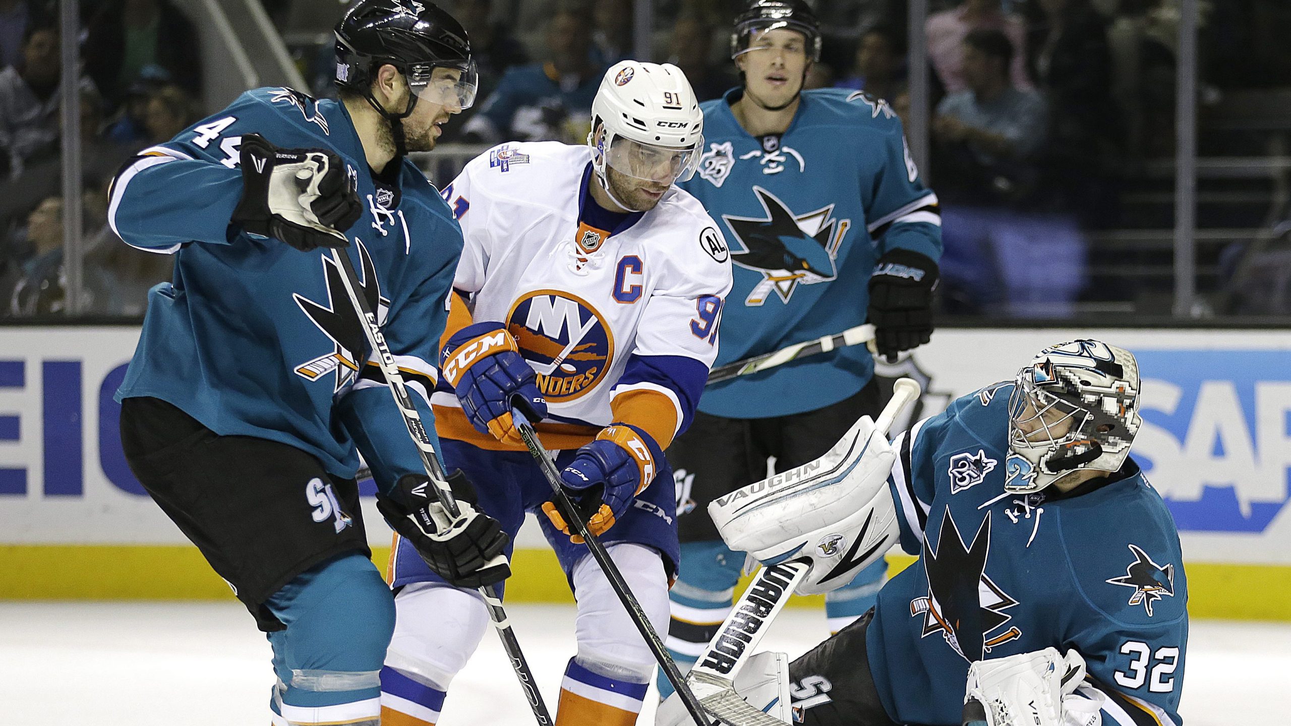 John Tavares’ two goals lead Islanders over Sharks