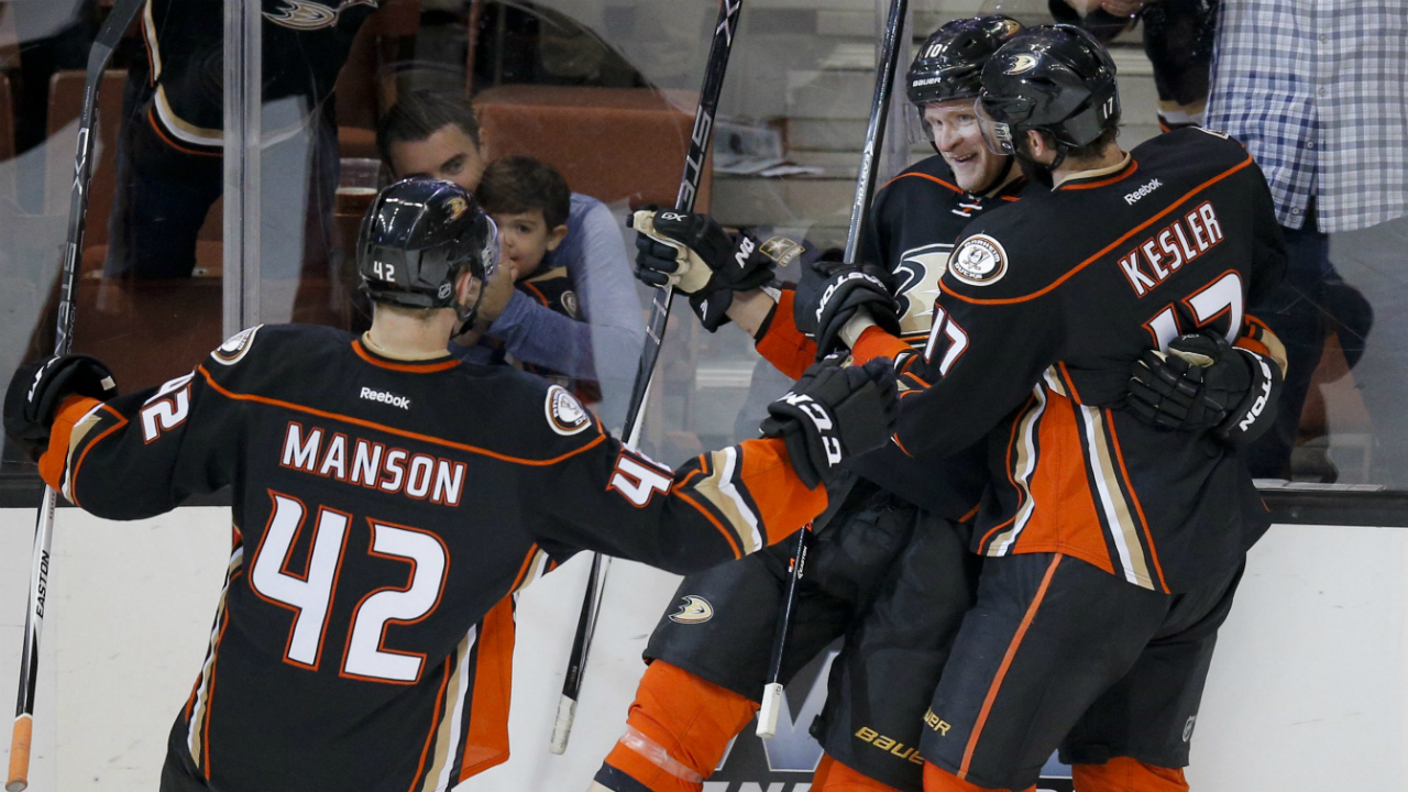 Getzlaf reaches 700 points as Ducks top Flyers