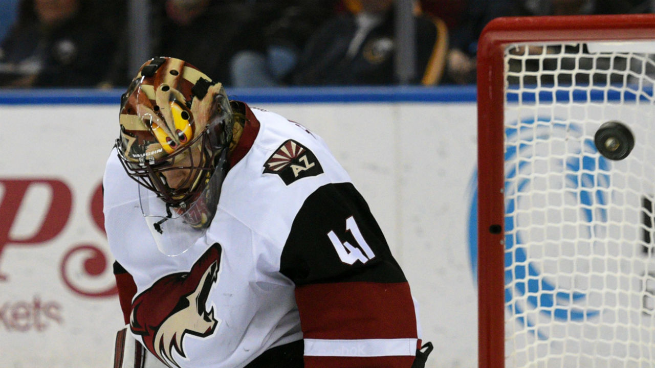 Coyotes GM investigating goalie trade options